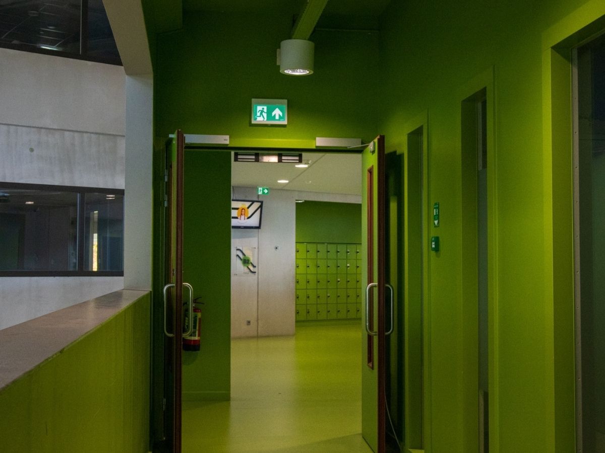 Het Perron verduurzaamt en vervangt tl- voor led-noodverlichting